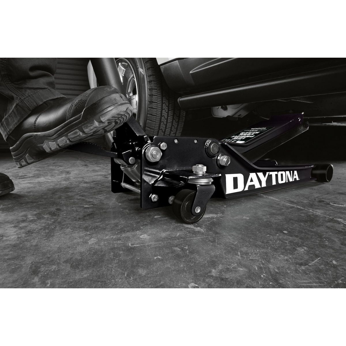 DAYTONA 3 Ton Long-Reach Low-Profile Professional Floor Jack with RAPID ...